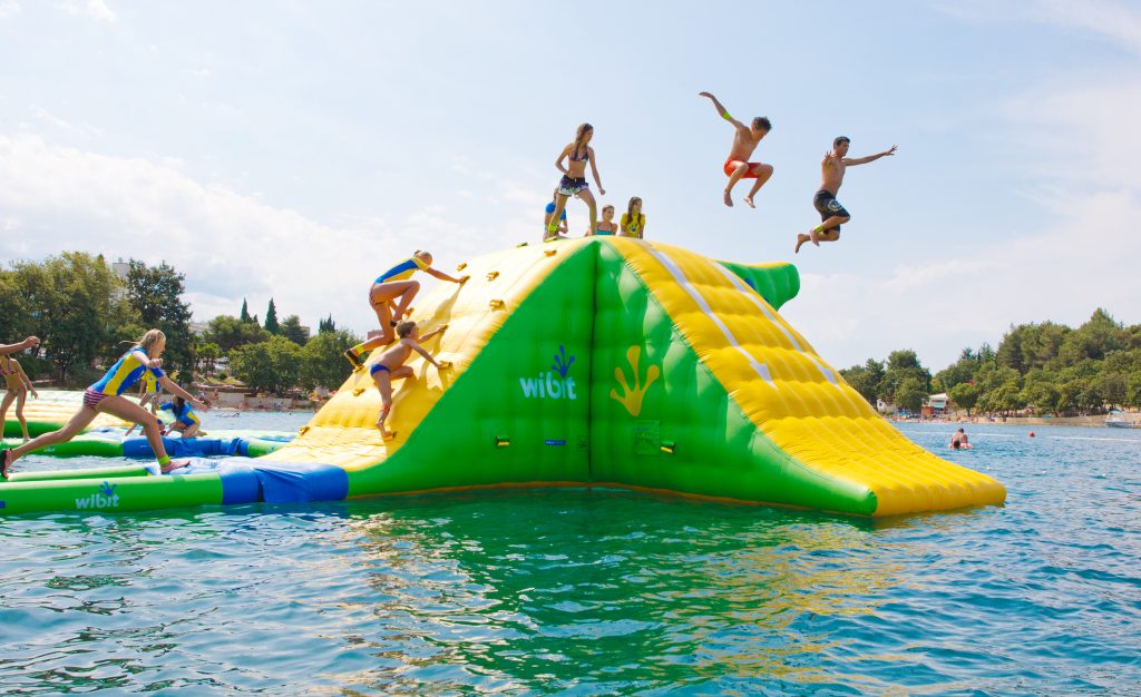 Aqua-Splash parc nautique et aquatique, lac de Serre-Ponçon