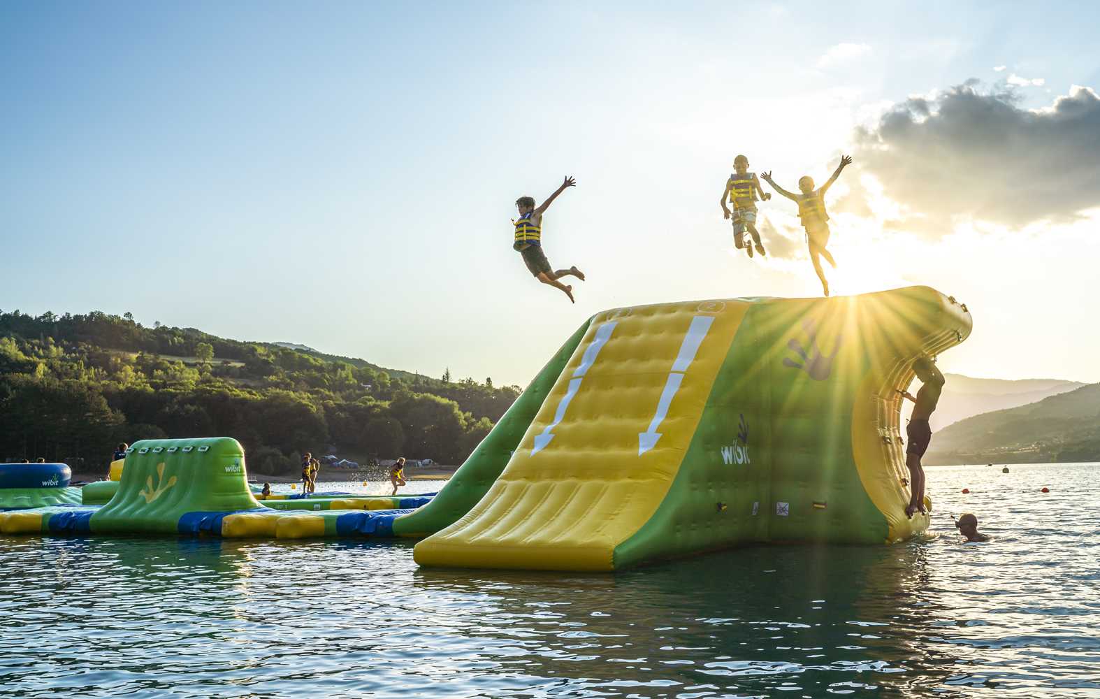 Aqua-Splash parc nautique et aquatique, lac de Serre-Ponçon